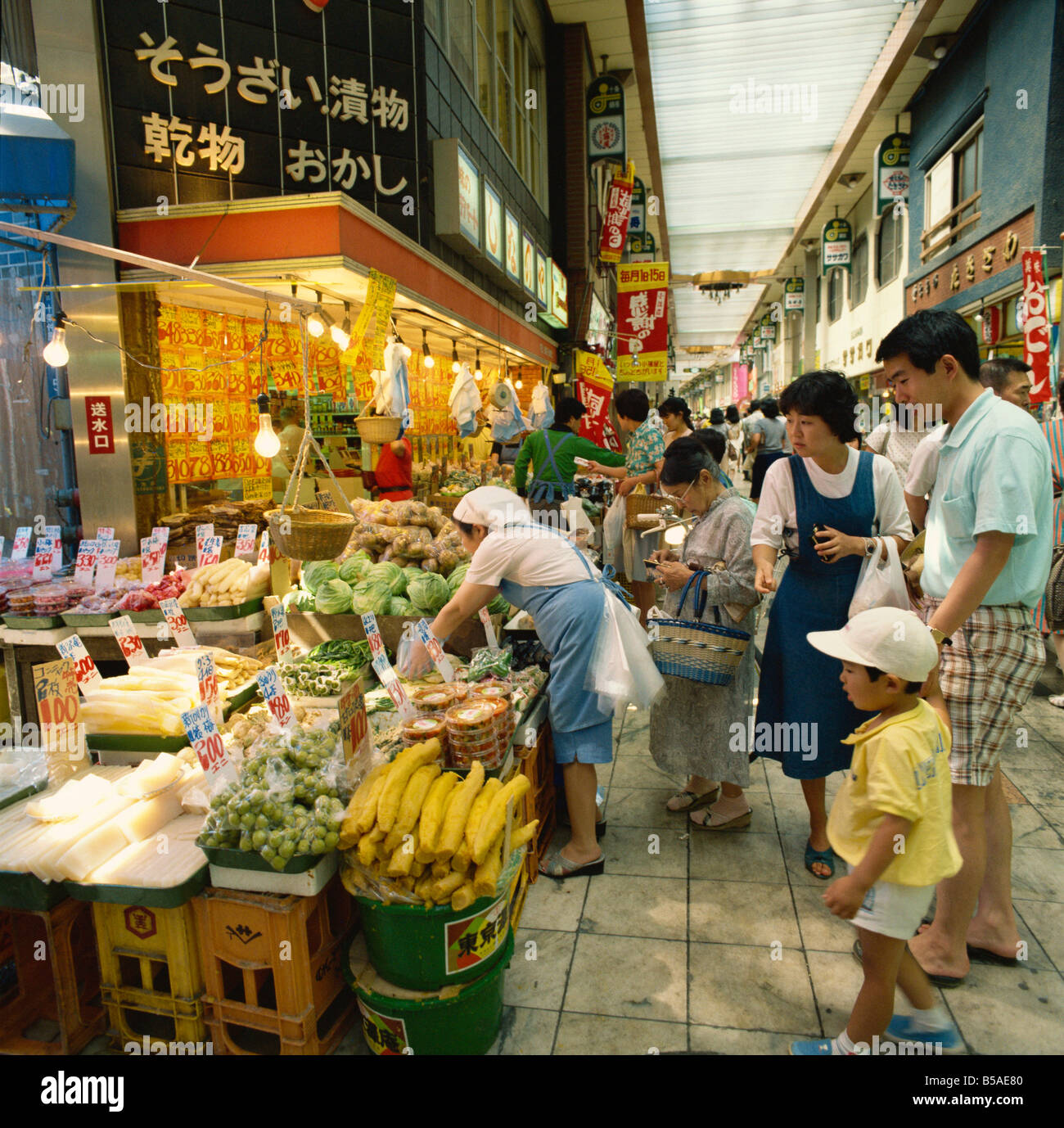 Family shopping in a covered market in Tokyo, Honshu, Japan Stock Photo ...