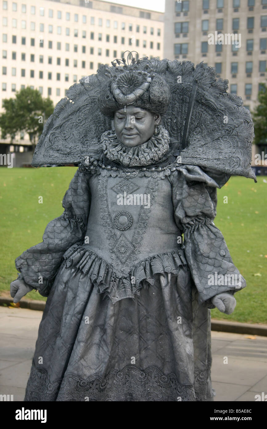 Street performer living statue hi-res stock photography and images - Alamy