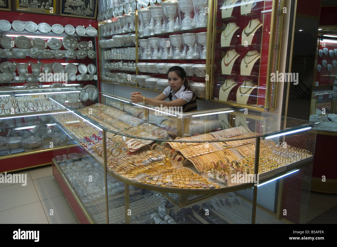 Women shopping asia market hi-res stock photography and images - Alamy
