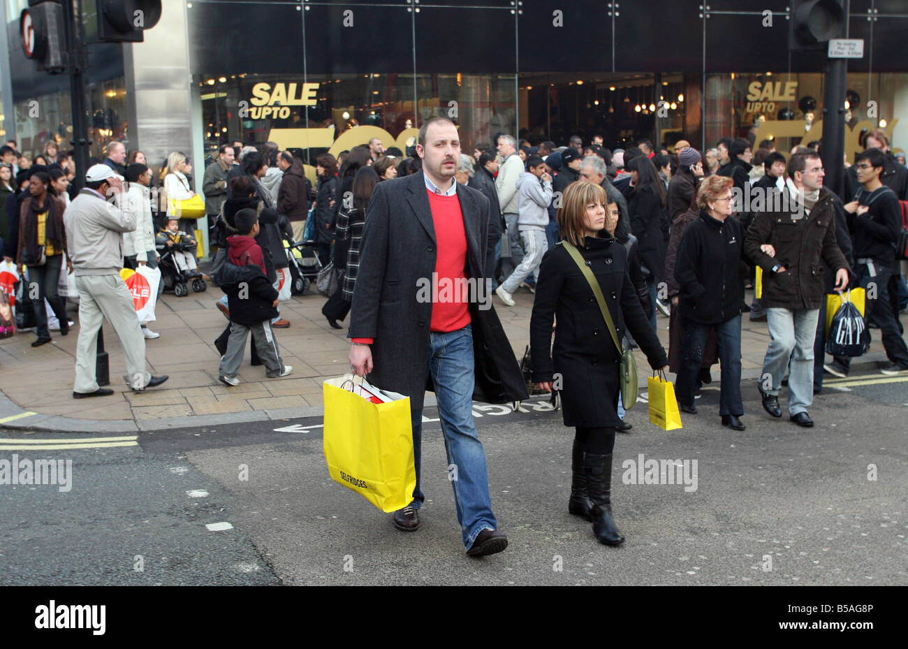 Boxing Day shoppers on Oxford Street Stock Photo - Alamy