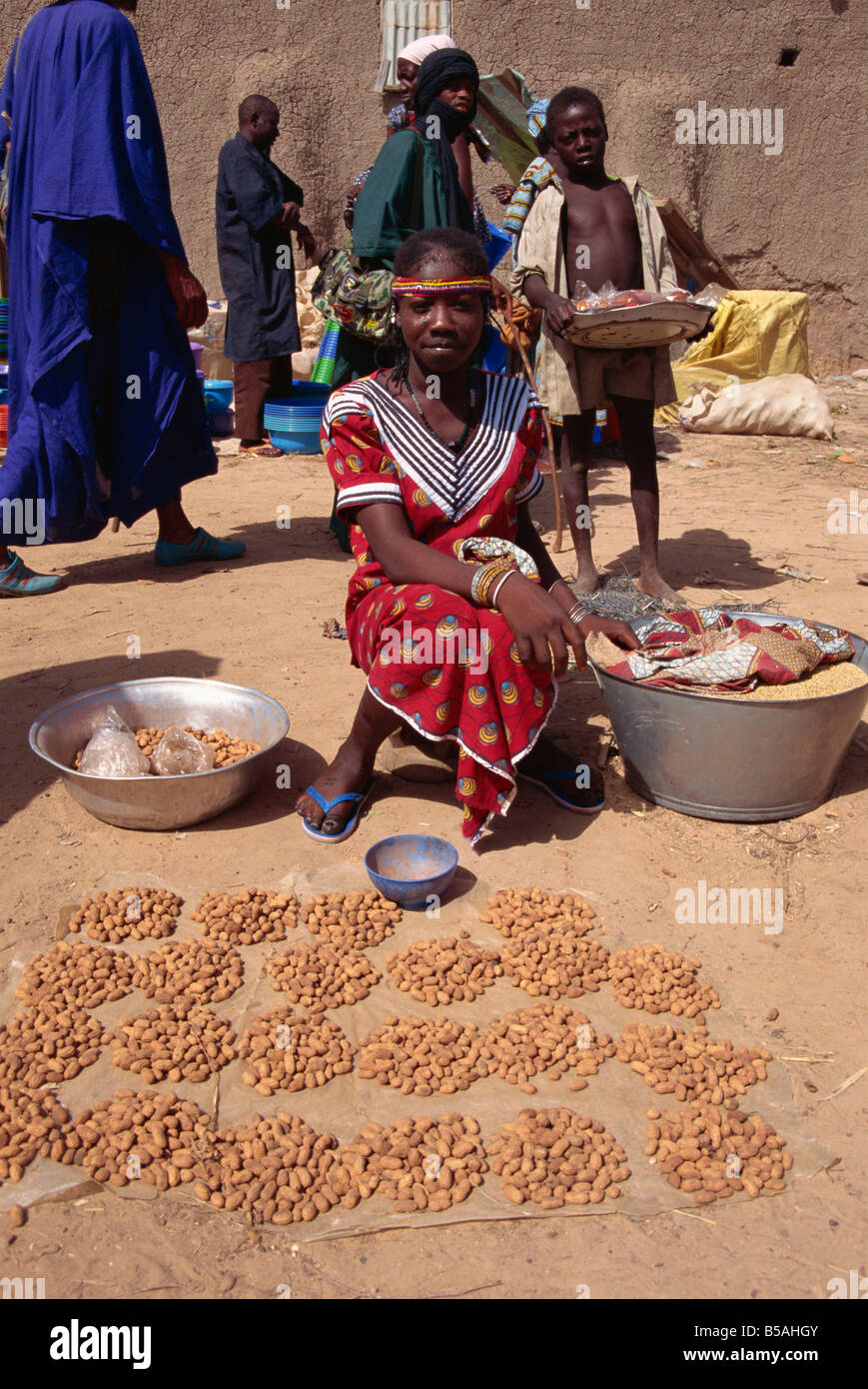 Girl selling peanuts hi-res stock photography and images - Alamy