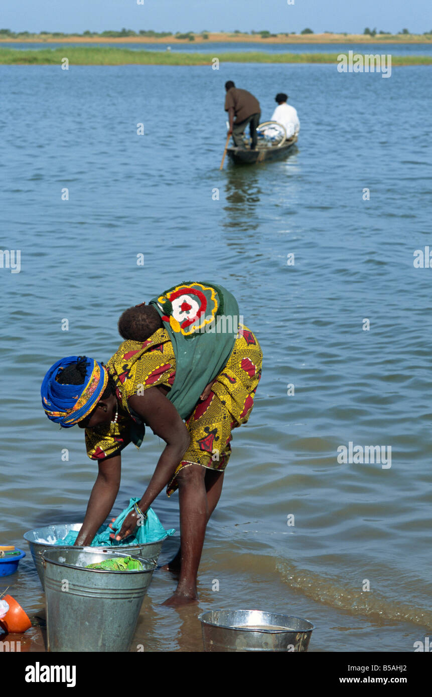 Washing clothes in the Niger River, Segou, Mali, West Africa, Africa ...