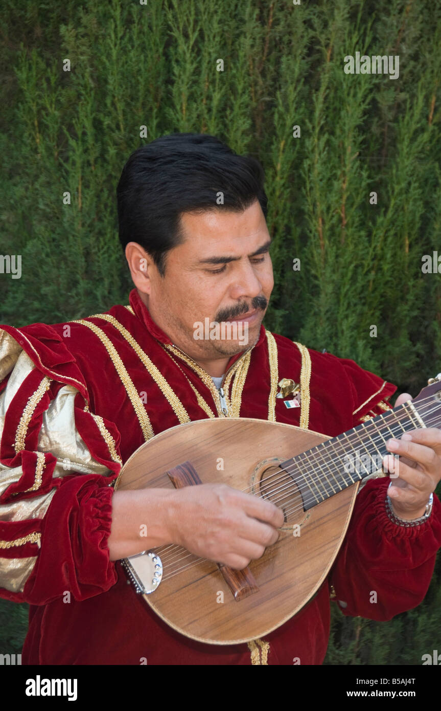 Mariachi men hi-res stock photography and images - Alamy