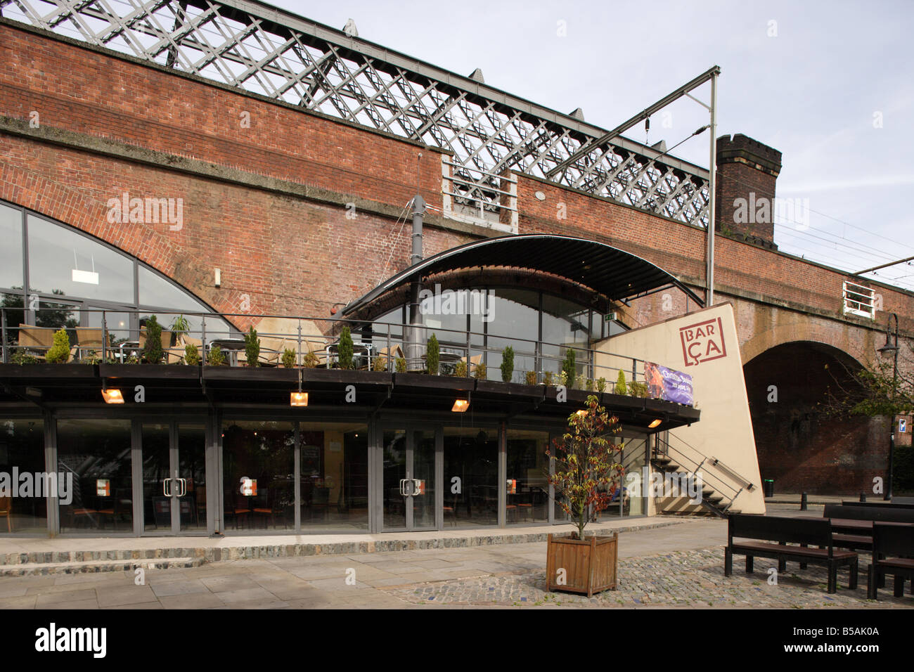 Pub with arch hi-res stock photography and images - Alamy
