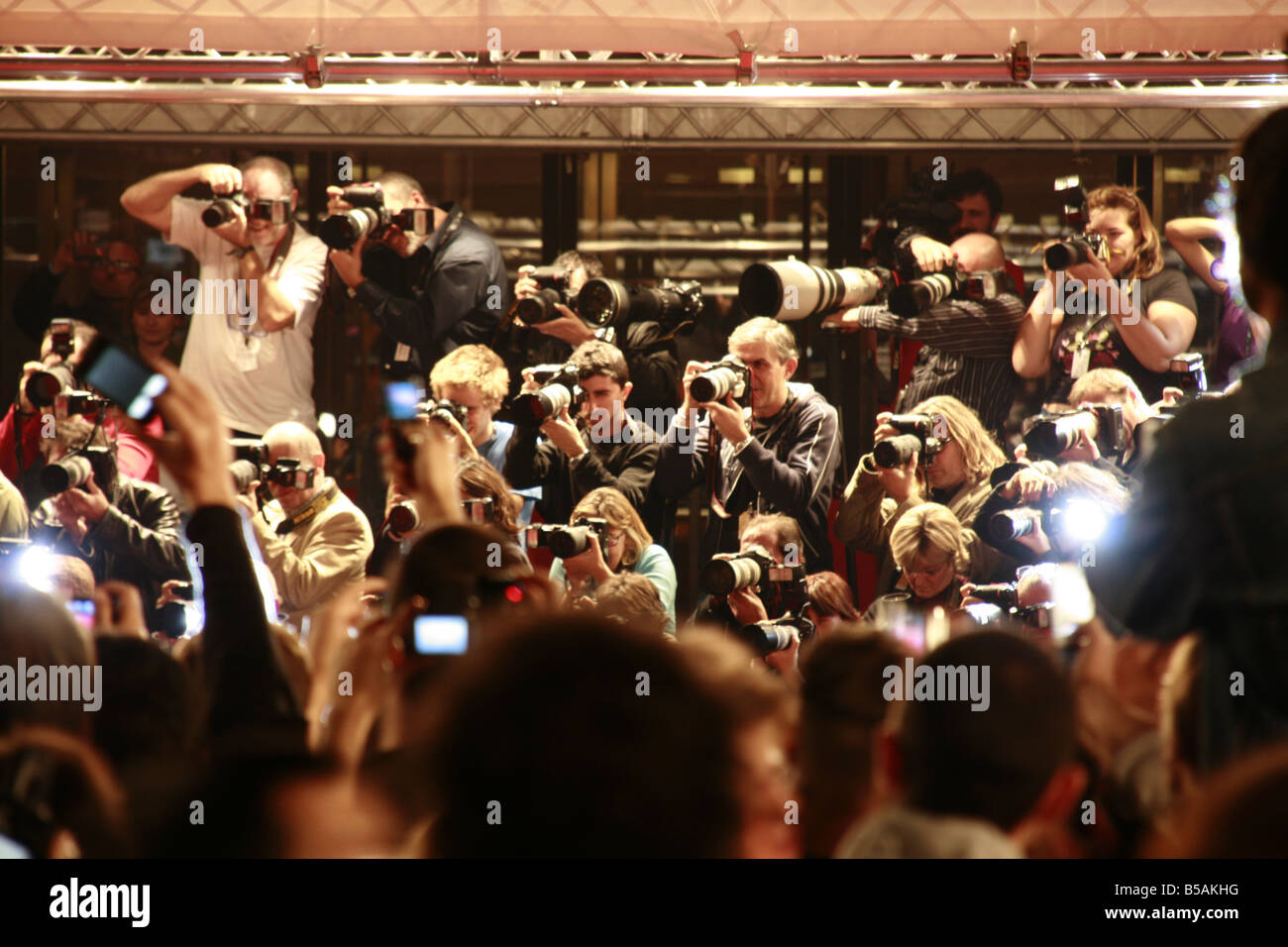 Crowd of people with camera flashes hi-res stock photography and images ...