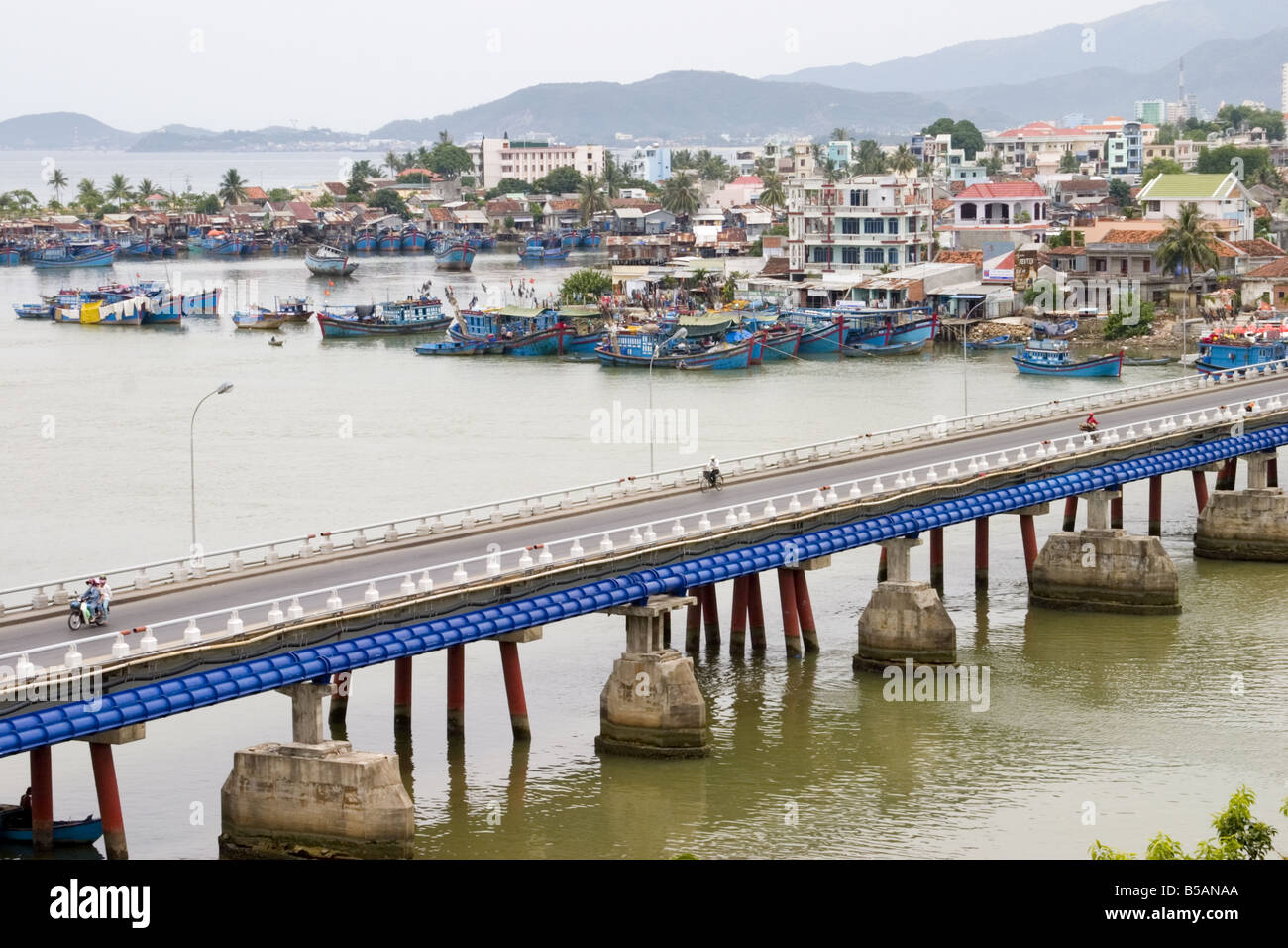 Xom Bong bridge over Cai river, Nha Trang, Vietnam Stock Photo - Alamy