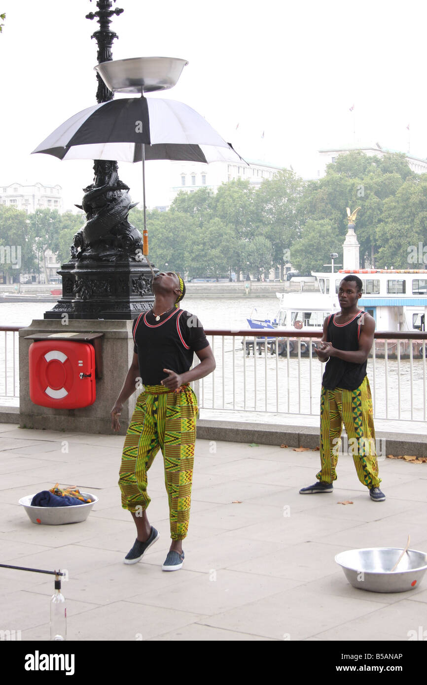 Street performers london hi-res stock photography and images - Alamy