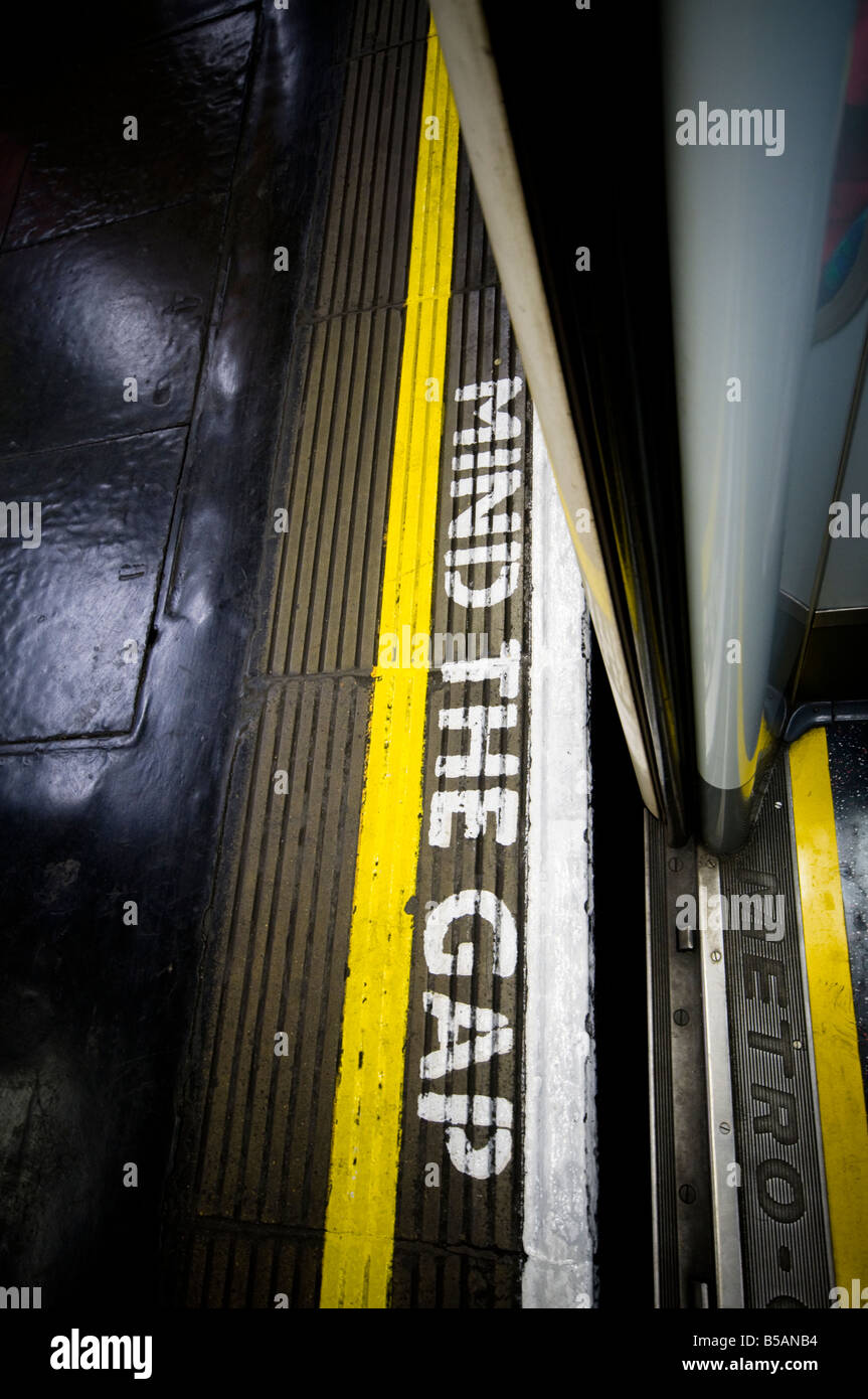 Train door gap hi-res stock photography and images - Alamy