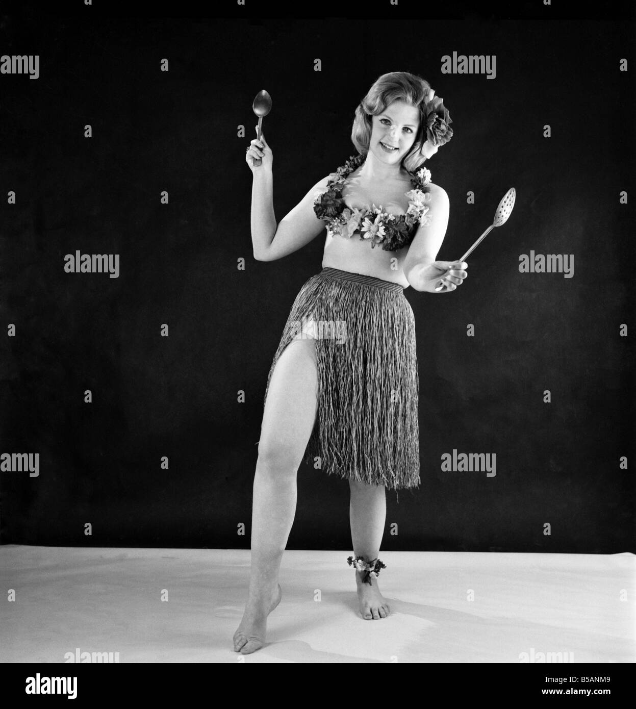 Hula girl costume modelled by Peggy Cage. E500-010 Stock Photo - Alamy