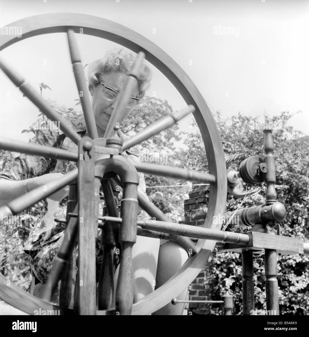 Women using spinning wheel hi-res stock photography and images - Alamy
