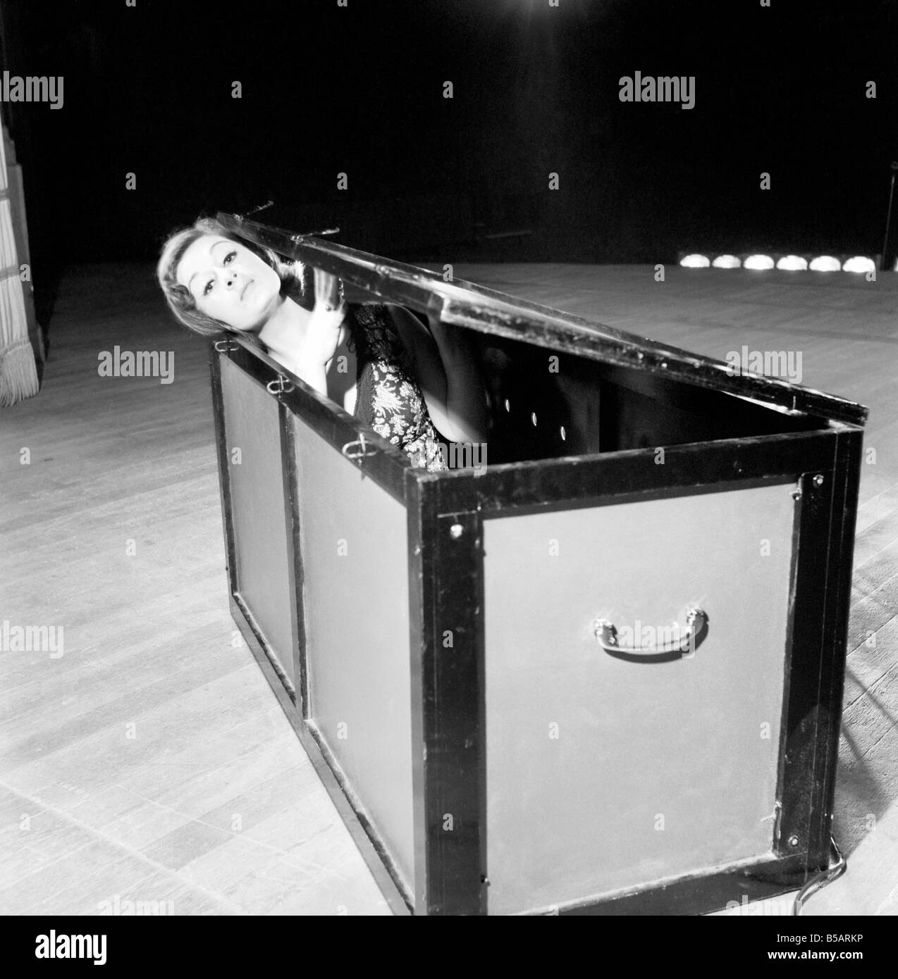 Escapologist magic hi-res stock photography and images - Alamy