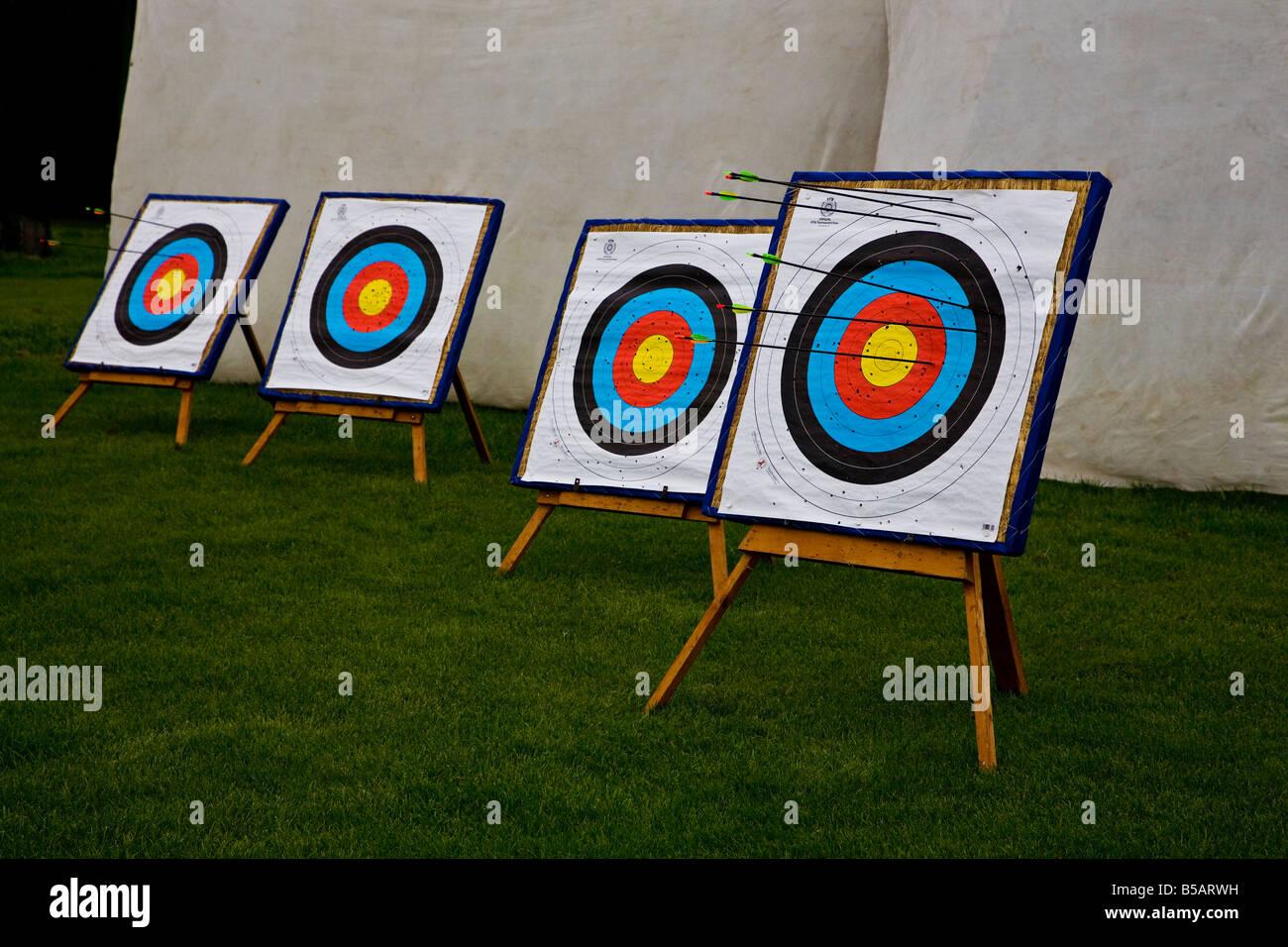 Arrows and targets hi-res stock photography and images - Alamy
