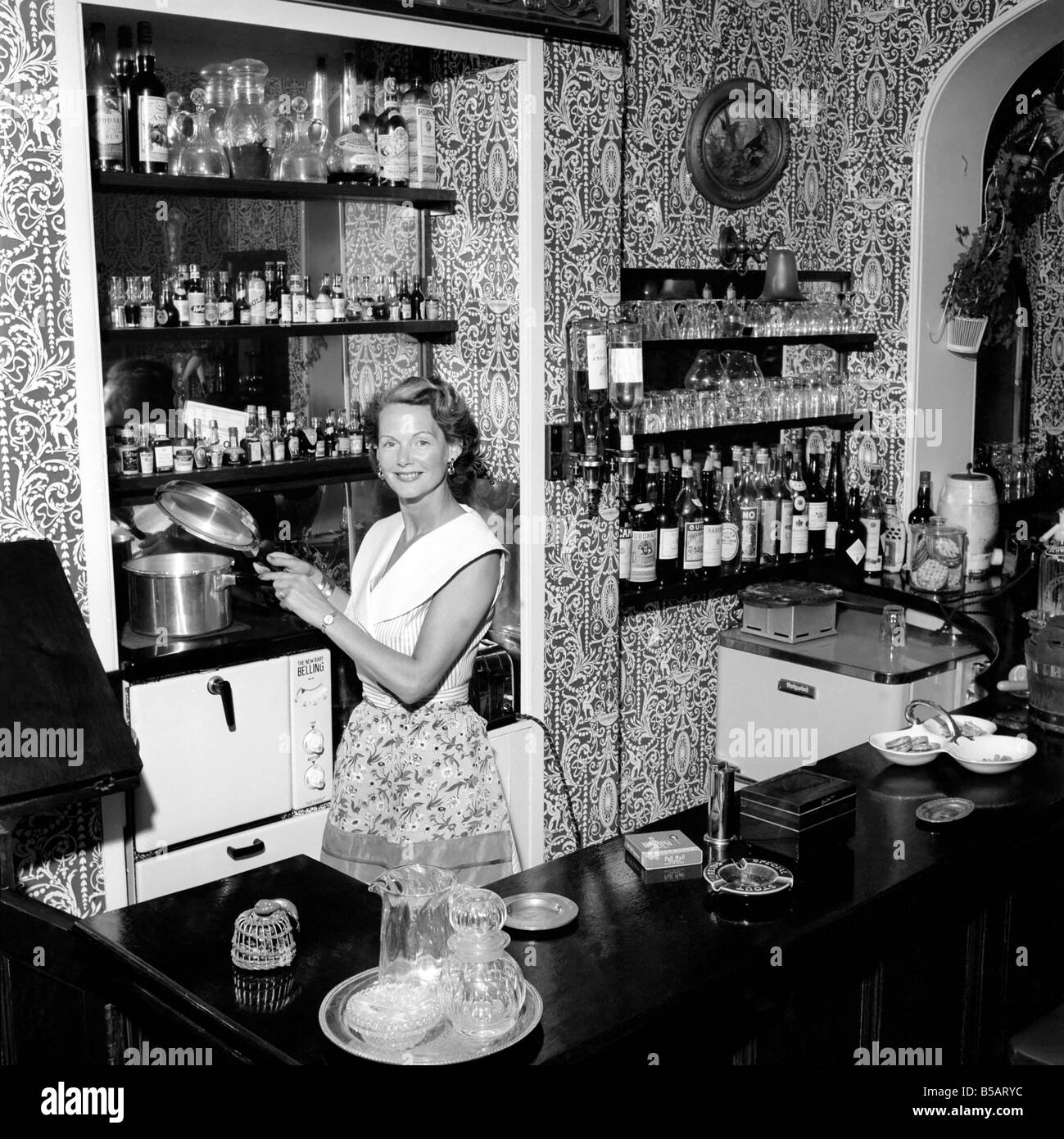 1950s hotel bar Black and White Stock Photos & Images - Alamy