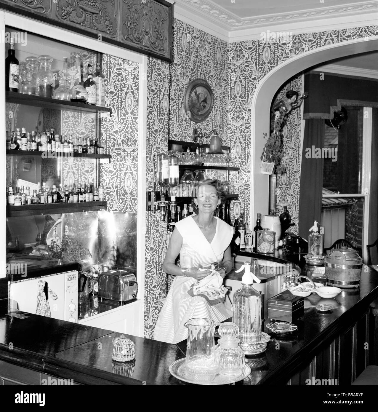 Hotel bar 1950s hi-res stock photography and images - Alamy