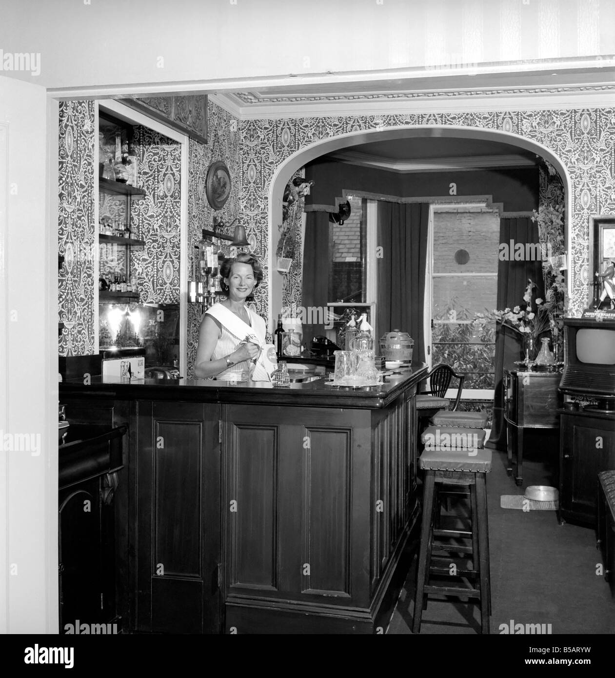 Hotel bar 1950s hi-res stock photography and images - Alamy