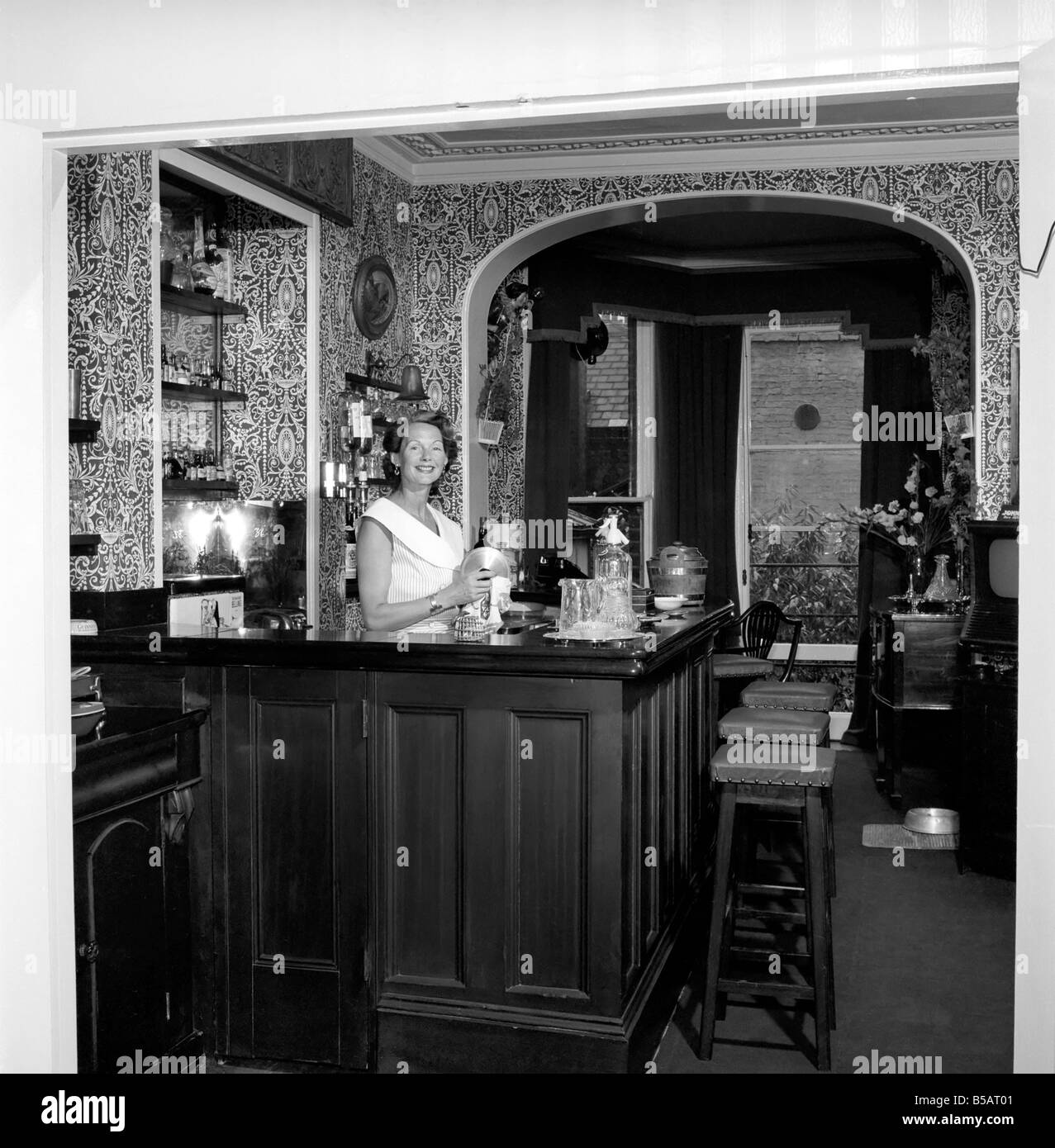 Hotel bar 1950s hi-res stock photography and images - Alamy
