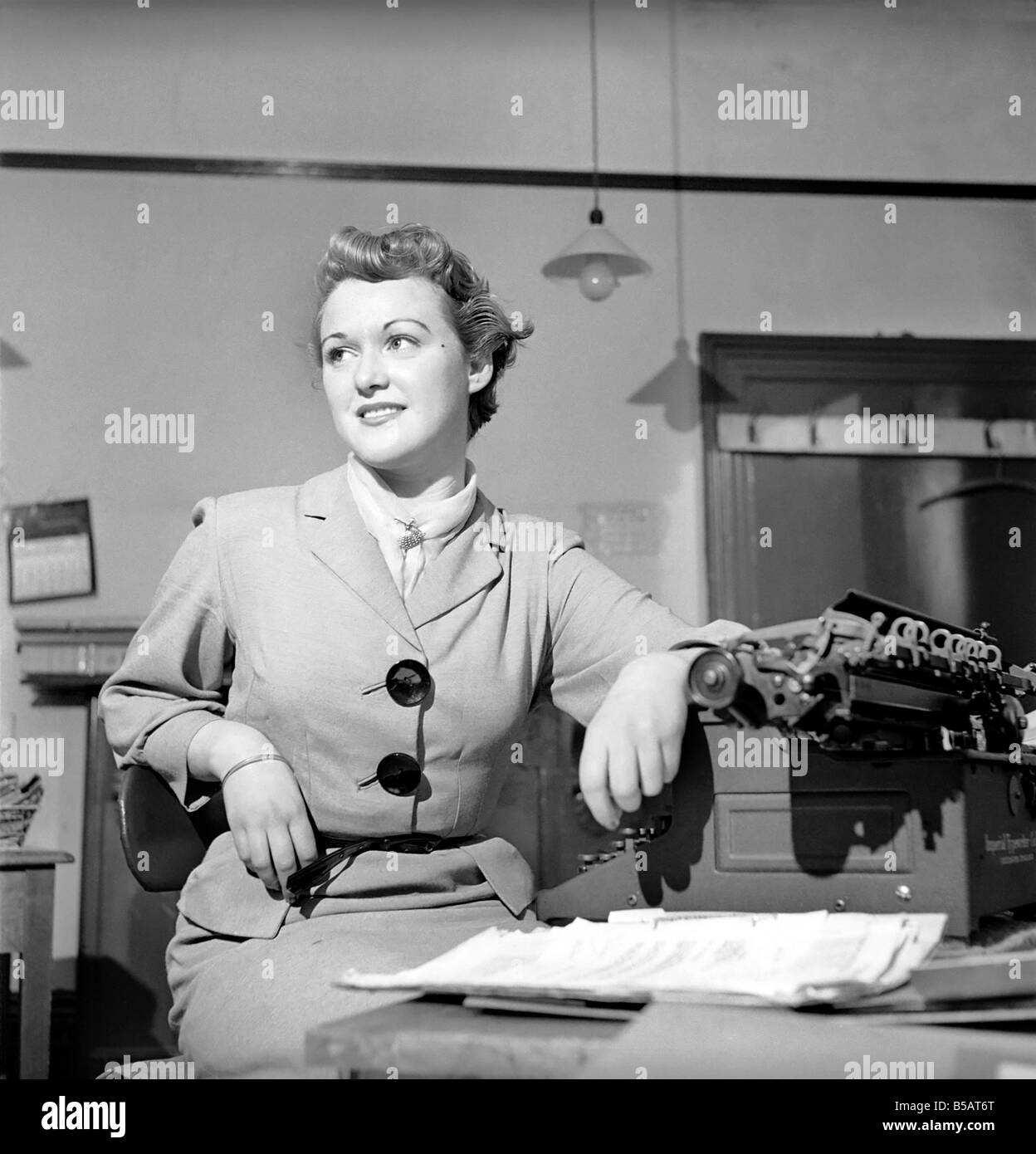 Secretaries 1950s hi-res stock photography and images - Alamy