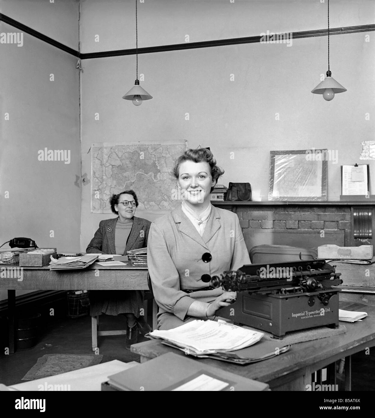 Secretaries 1950s hi-res stock photography and images - Alamy