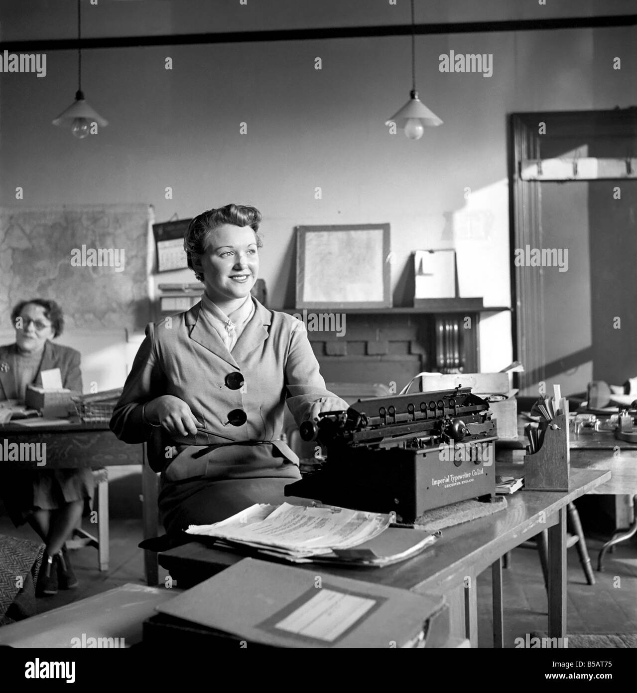 Secretaries 1950s hi-res stock photography and images - Alamy