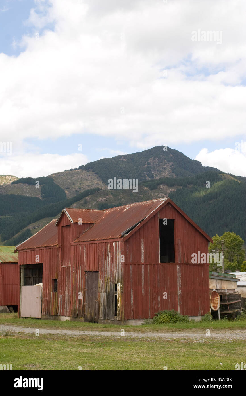 Old red farm outhouse hi-res stock photography and images - Alamy
