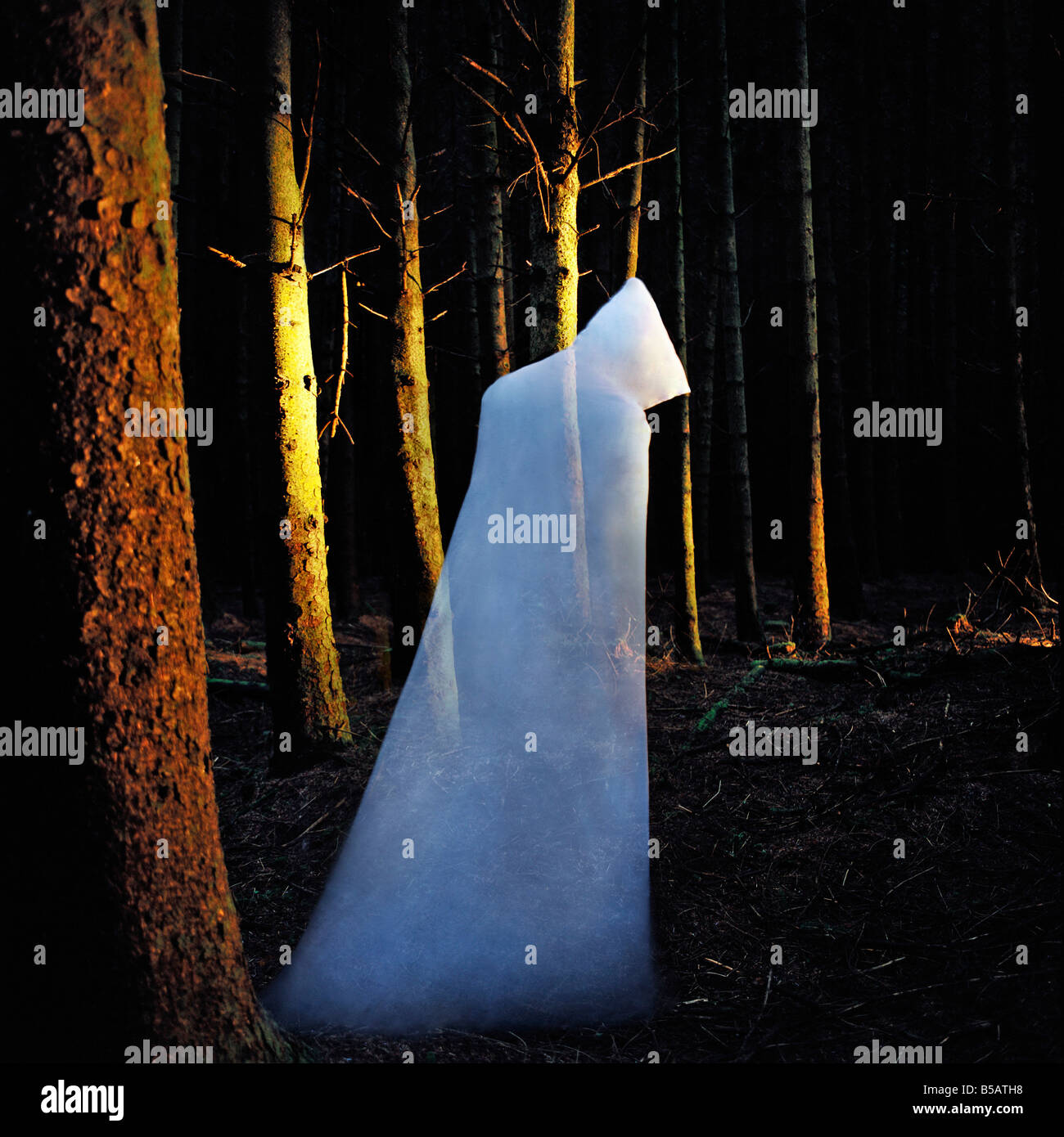 Spooky ghost hi-res stock photography and images - Alamy