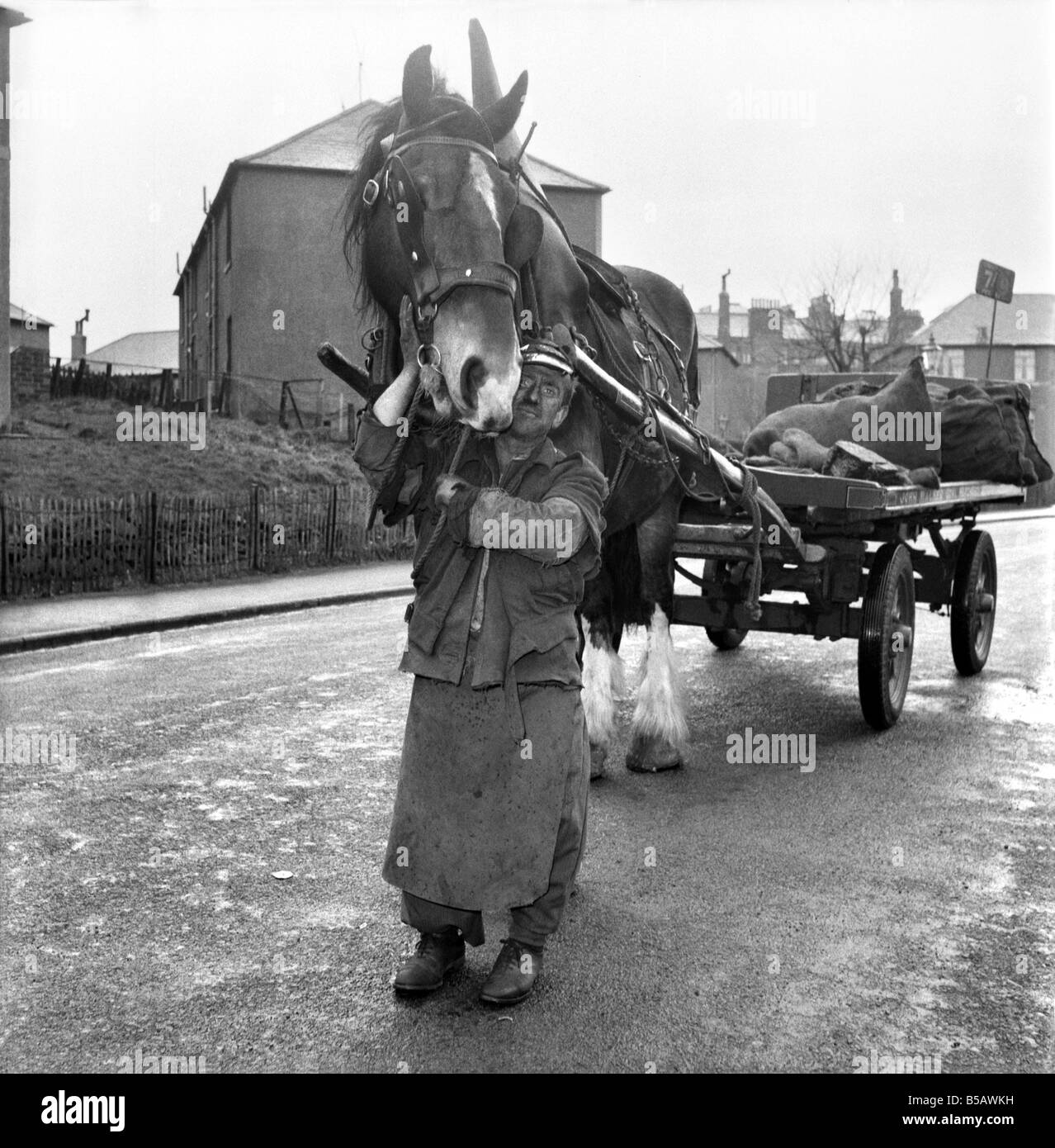 Coal man 1950s hi-res stock photography and images - Alamy
