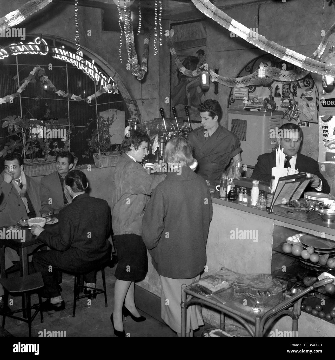 Night club 1950s hi-res stock photography and images - Alamy