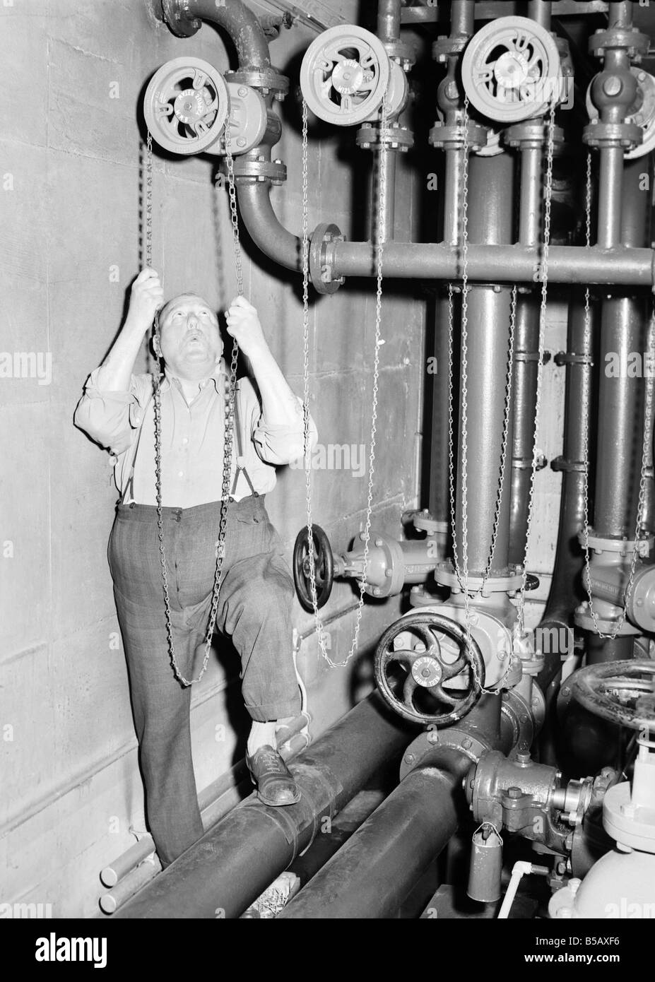 Workman: Man who turns on the pumps for the Trafalgar Square fountains ...