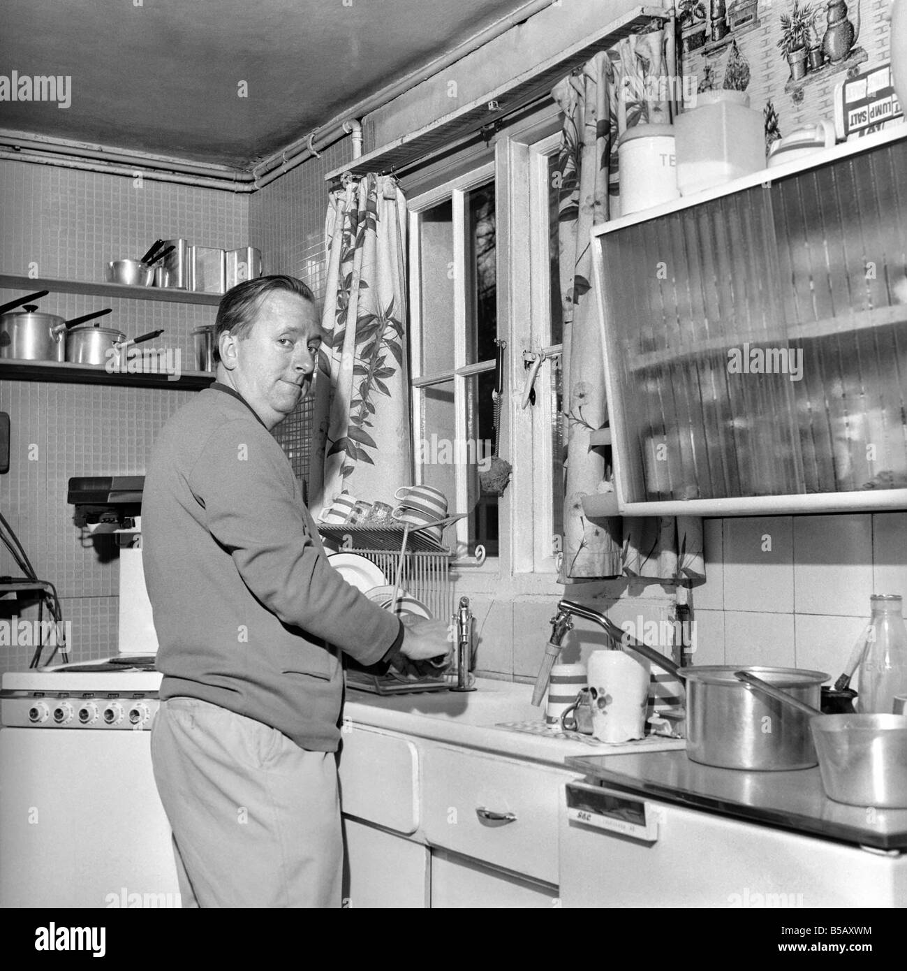 Tv actor hugh lloyd seen hi-res stock photography and images - Alamy