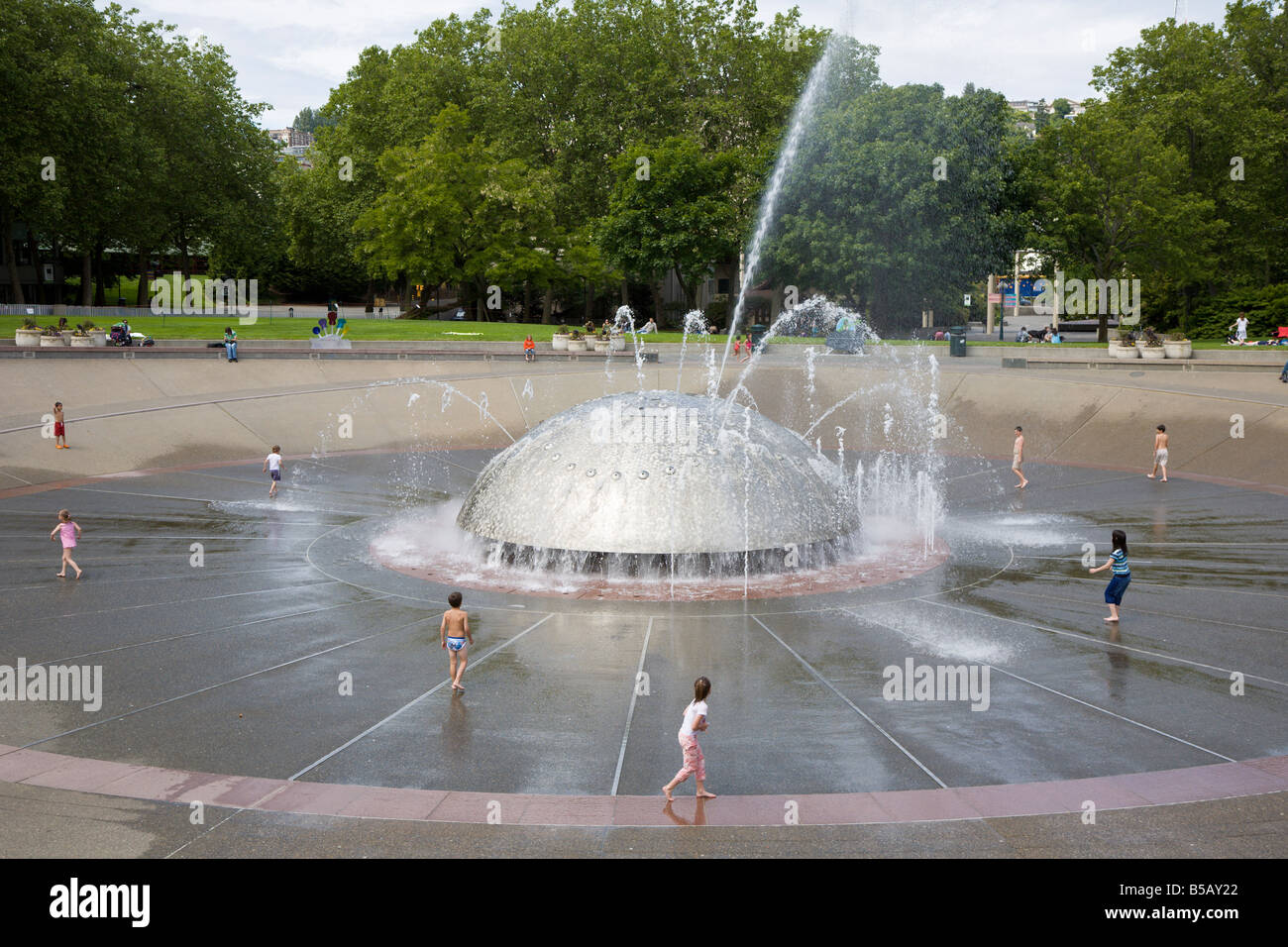 Children playing in water fountain park hi-res stock photography and ...