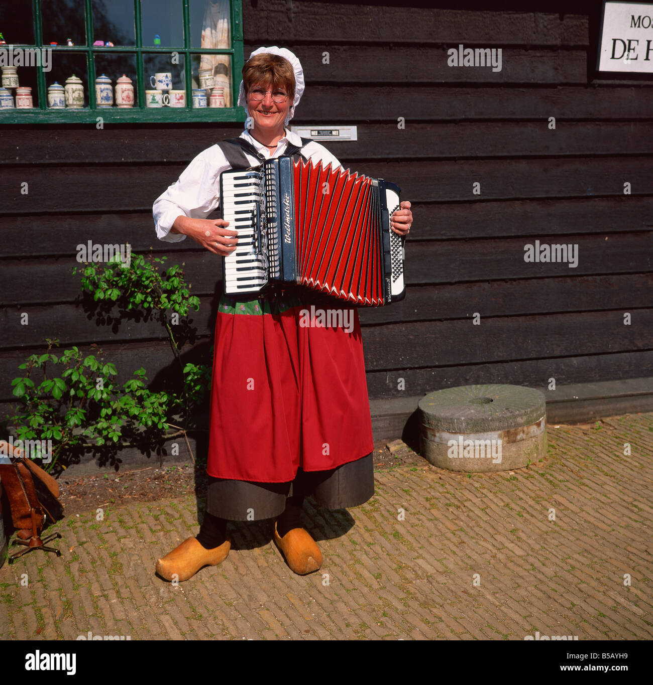 Dutch traditional dress hi-res stock photography and images - Alamy