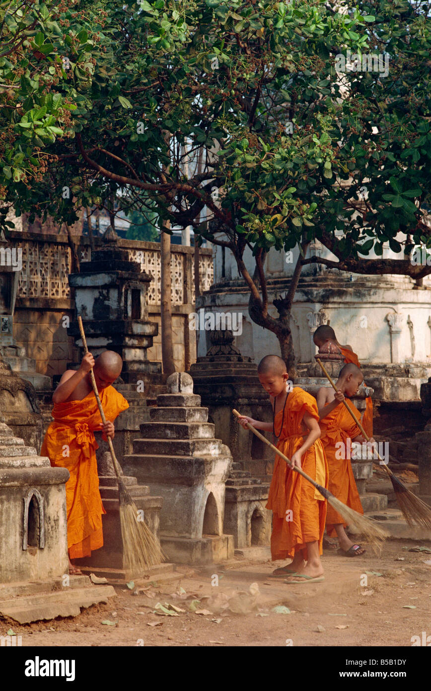 Sweeping monks hi-res stock photography and images - Alamy