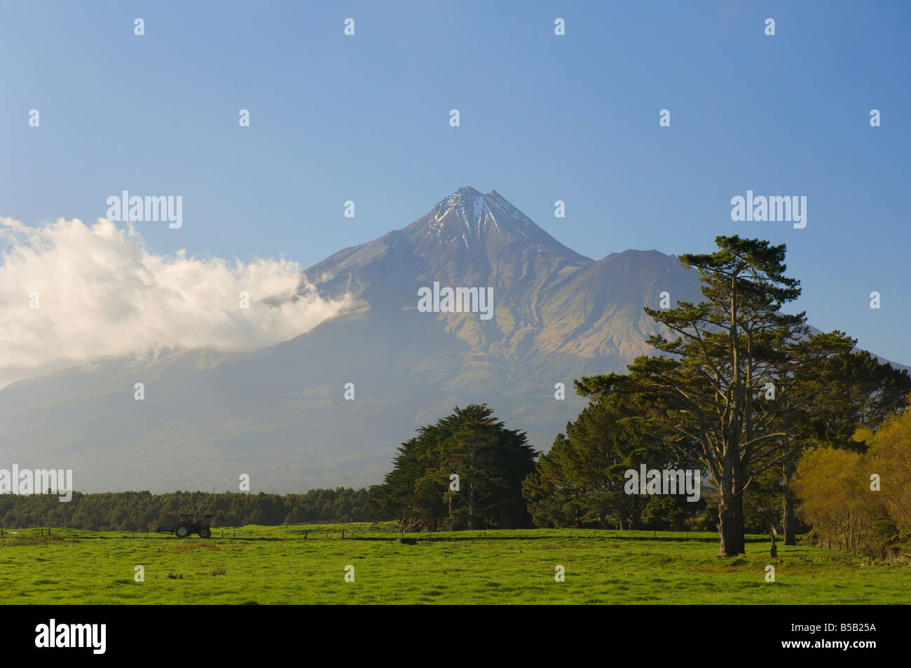 Mount Taranaki (Mount Egmont), Taranaki, North Island, New Zealand ...