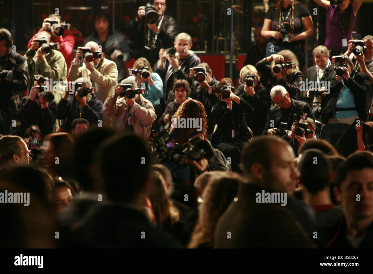 Crowd of people with camera flashes hi-res stock photography and images ...