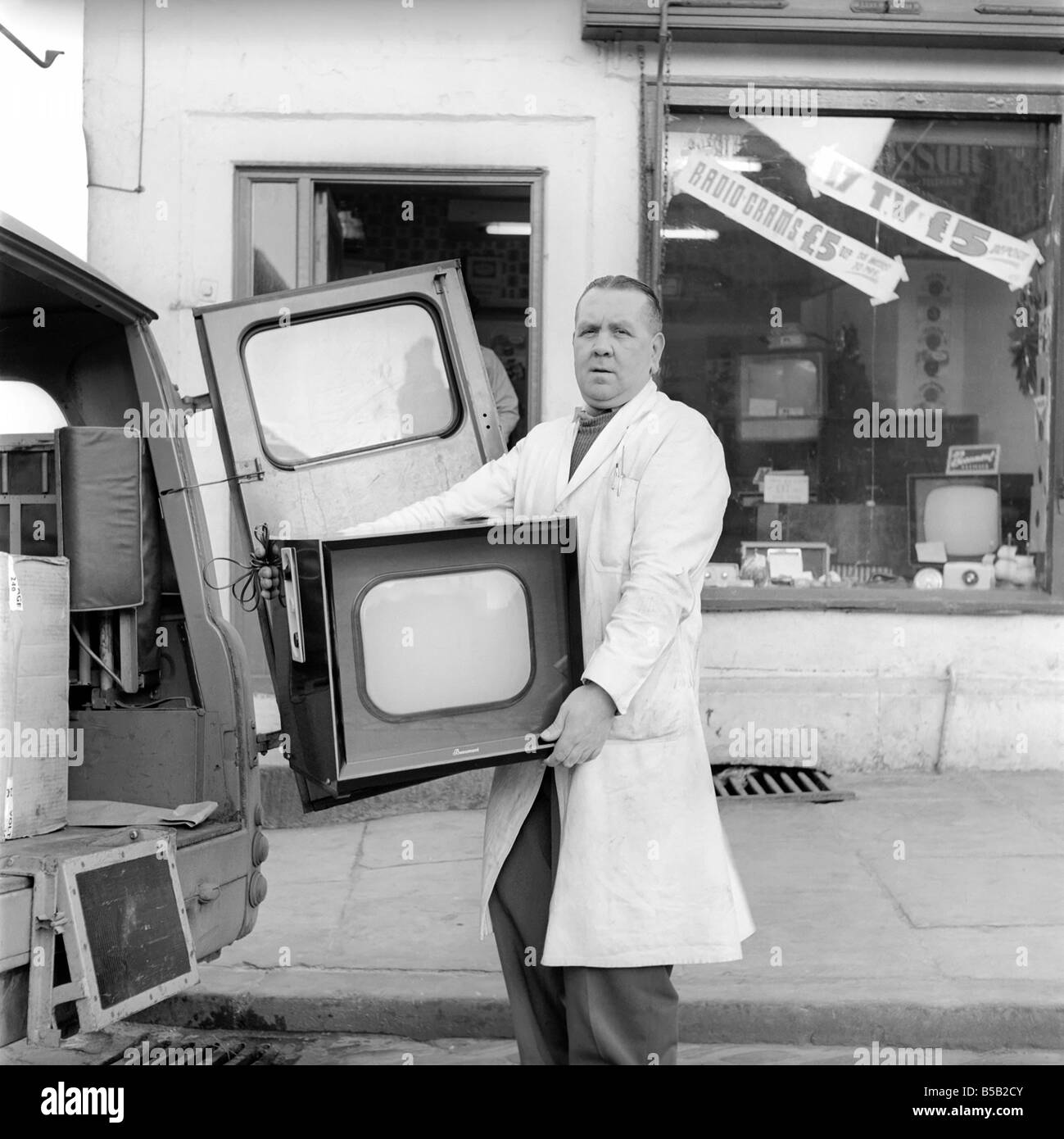 1950s television shop hi-res stock photography and images - Alamy