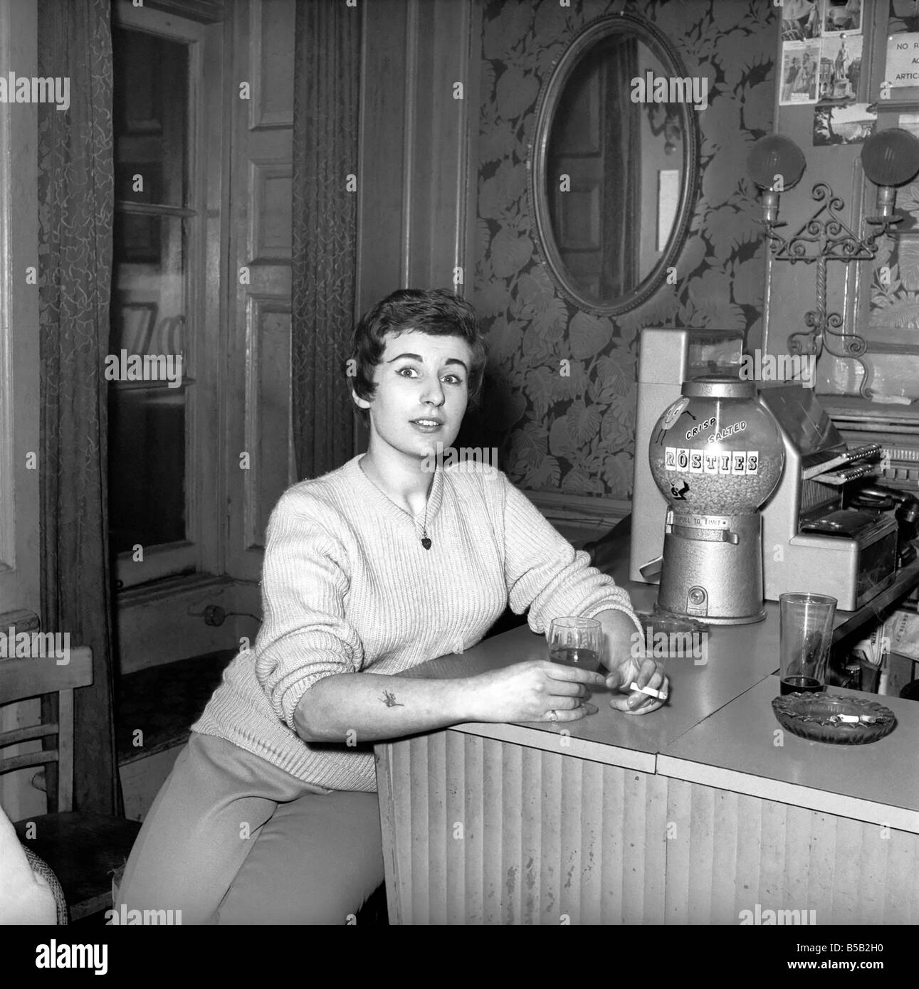 1960s bar woman hi-res stock photography and images - Alamy