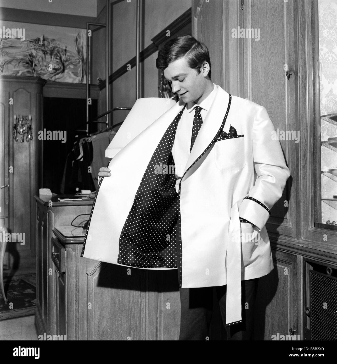 Men modelling the latest 1963 menswear design's in a Paris boutique ...