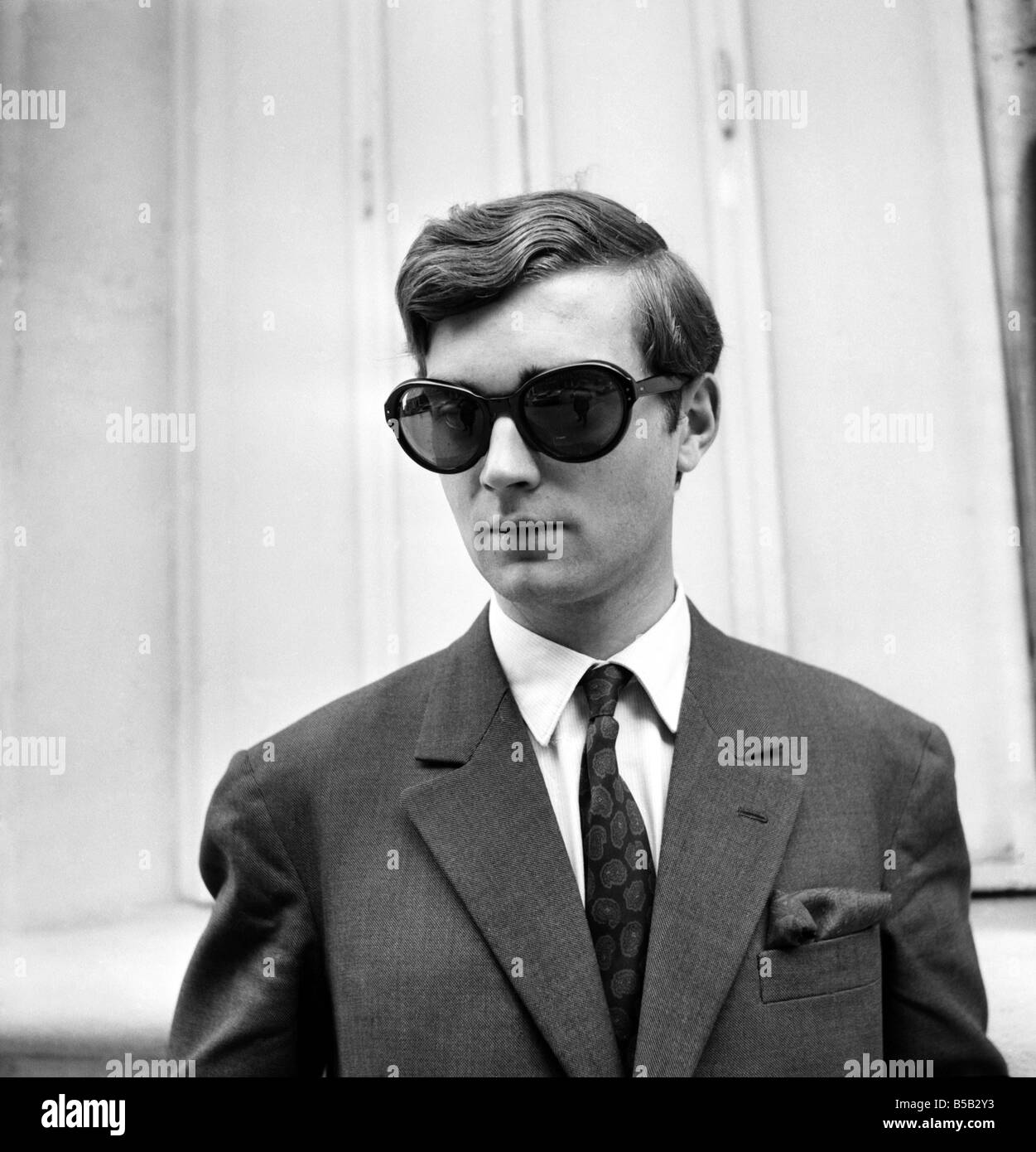 Men modelling the latest 1963 menswear design's outside a Paris ...