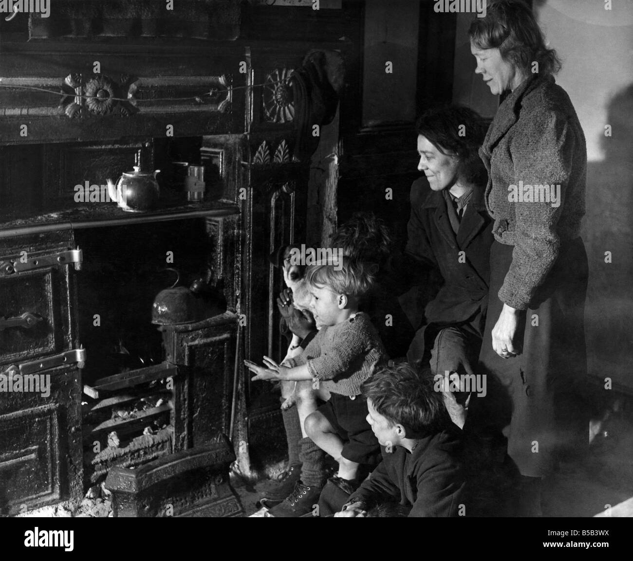 Jean Kerwin of Chorlton-on-Medlock calls in her neighbour, Mrs. Lydia ...