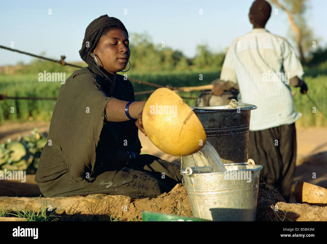 Women collecting water niger hi-res stock photography and images - Alamy