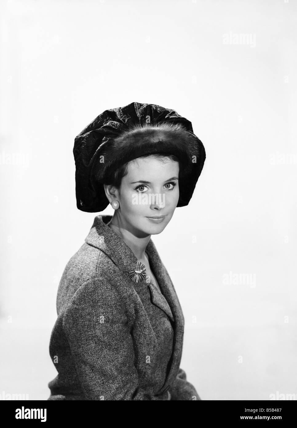 Clothing: Fashion: Hats: Woman wearing mink trimmed beret. Model: Ann ...