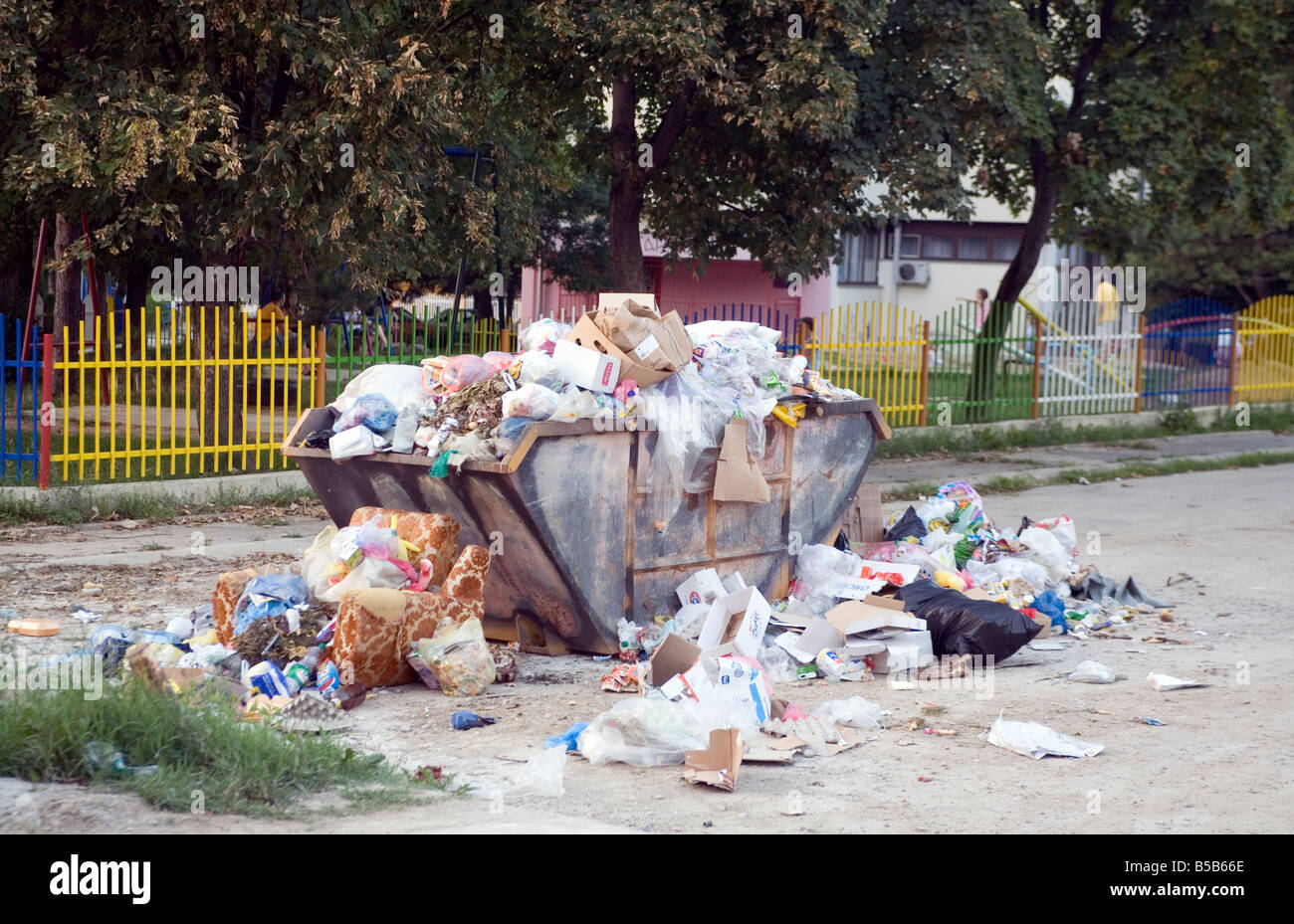 Overfilled garbage hi-res stock photography and images - Alamy