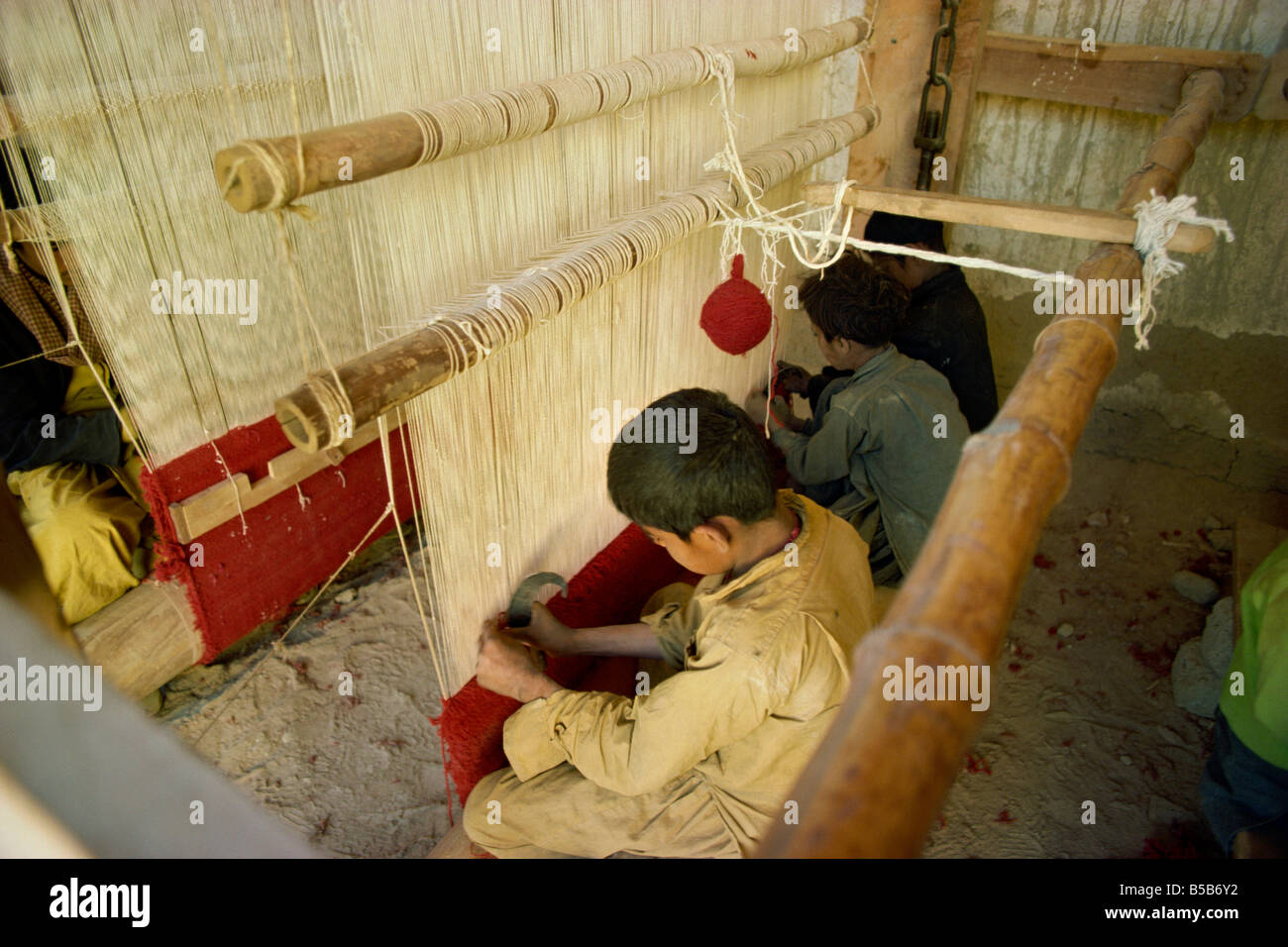 Carpet weaving pakistan hi-res stock photography and images - Alamy