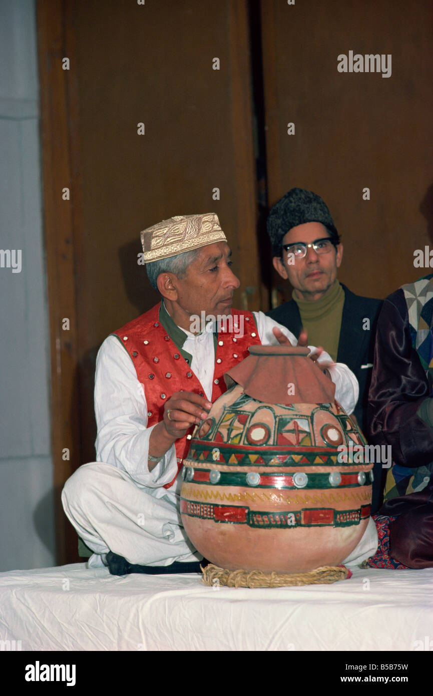 Singers portraits hi-res stock photography and images - Alamy