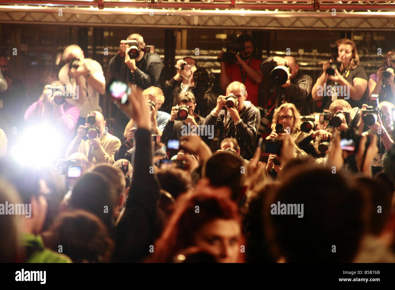 Camera flashes crowd hi-res stock photography and images - Alamy