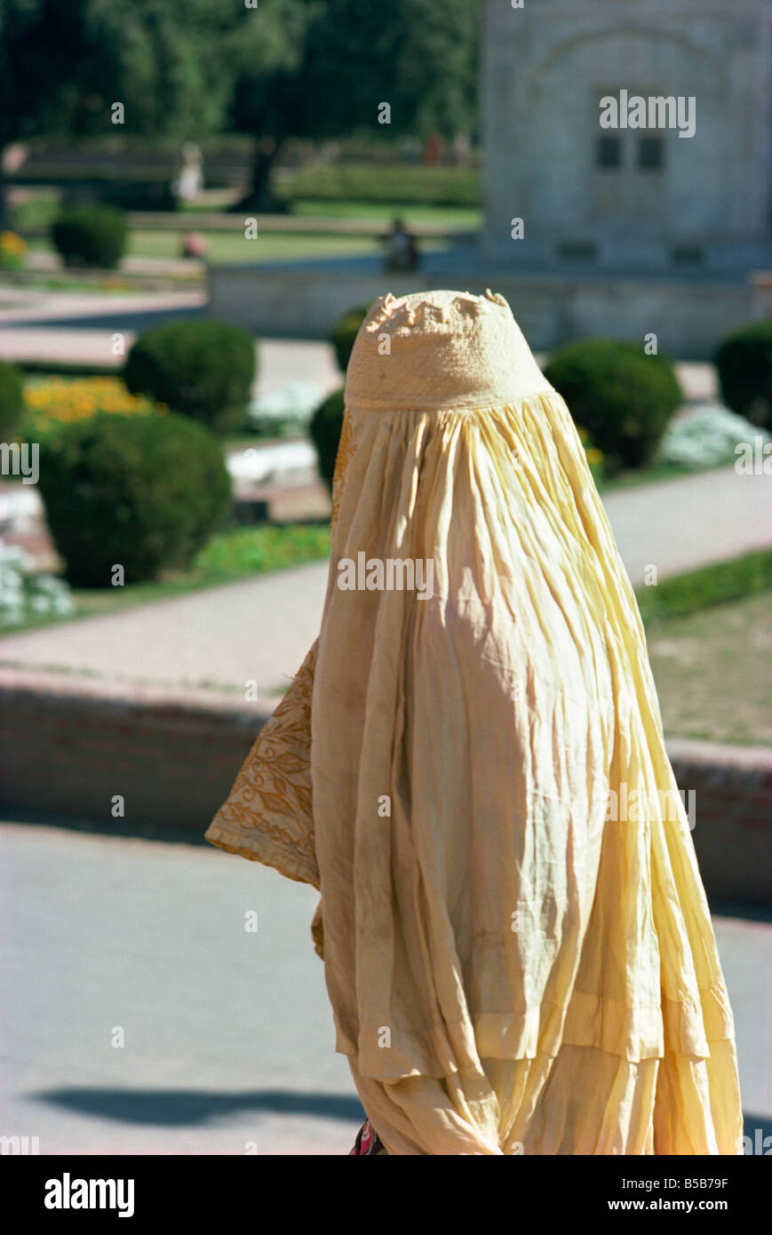 Woman in burqa Lahore Pakistan Asia Stock Photo - Alamy