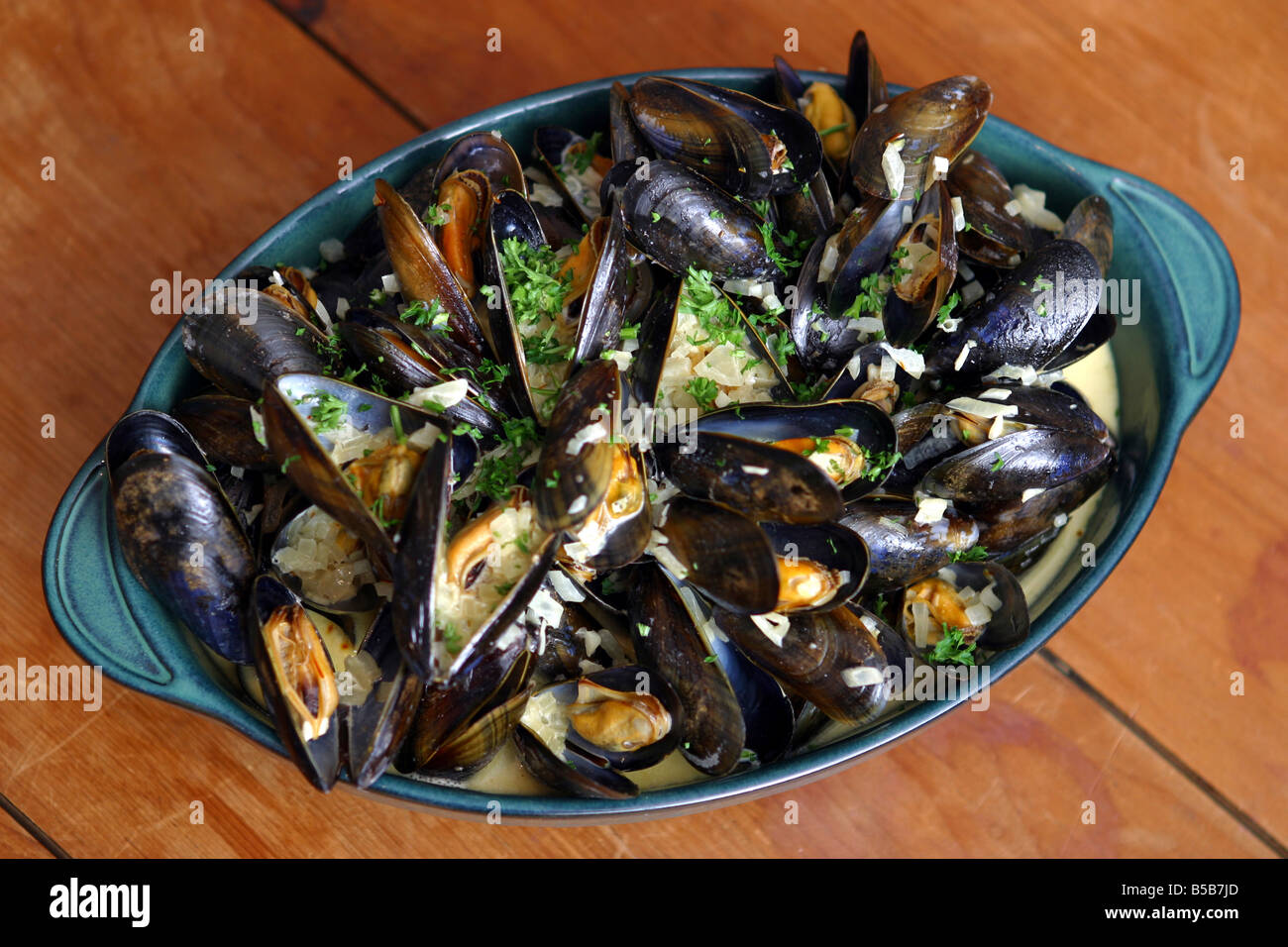 Mussels cooked in cider hi-res stock photography and images - Alamy