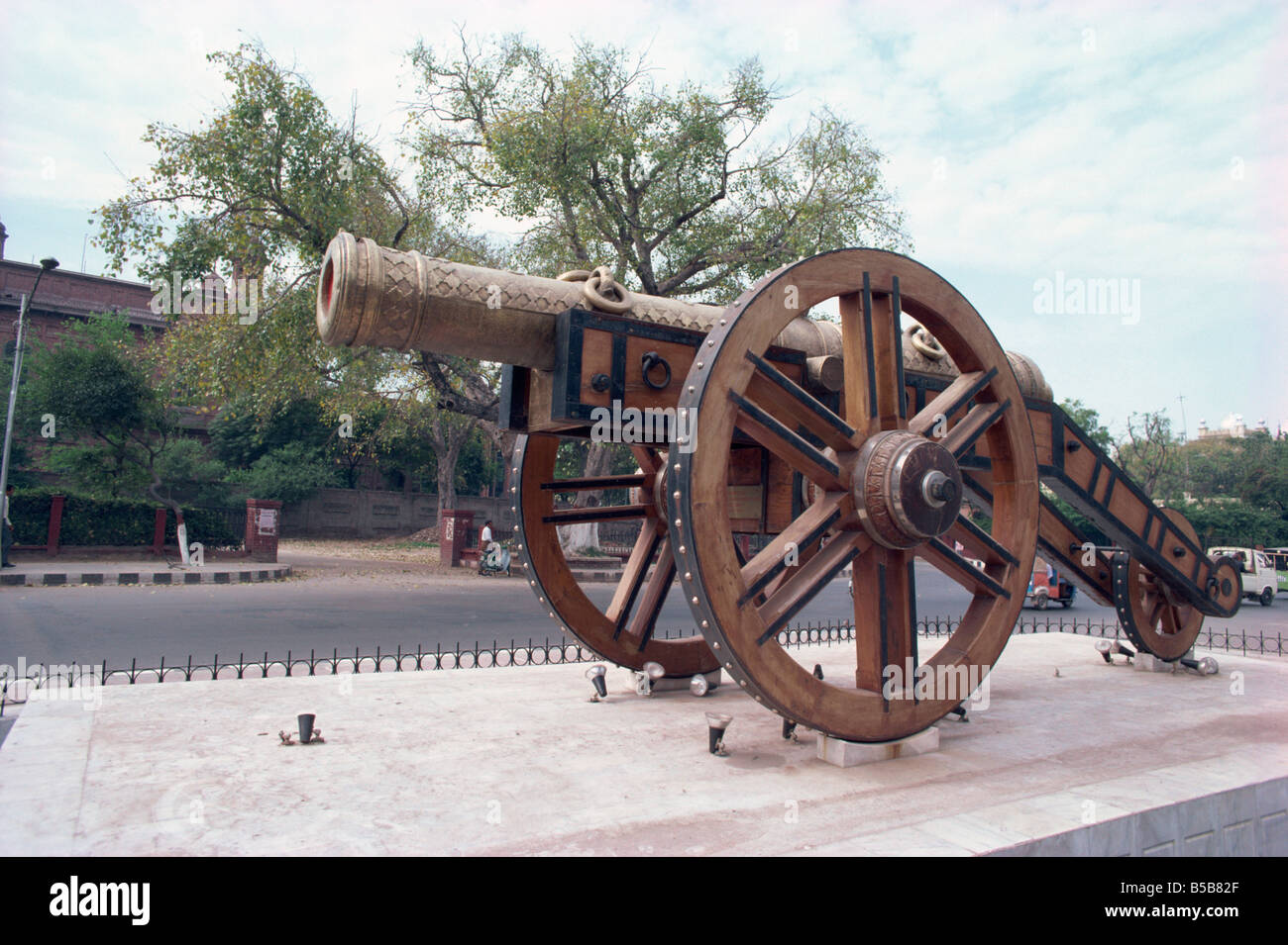 Kim apos s gun an old siege cannon outside the City Museum in Lahore ...