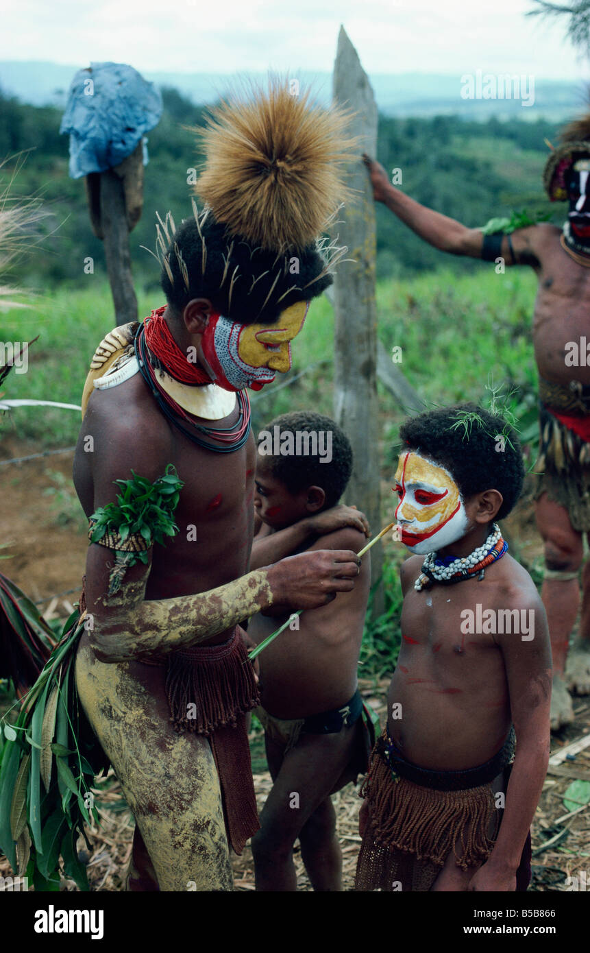 Papua new guinea boy boys hi-res stock photography and images - Alamy