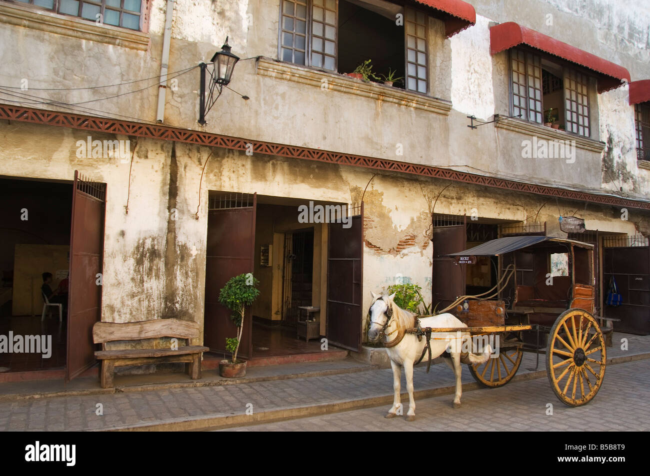 Horse and cart in Spanish Old Town, ancestral homes and colonial era ...